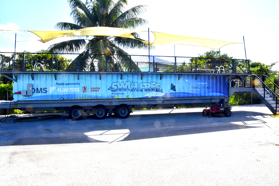 Flowers’ amazing mobile pool teaches kids to swim